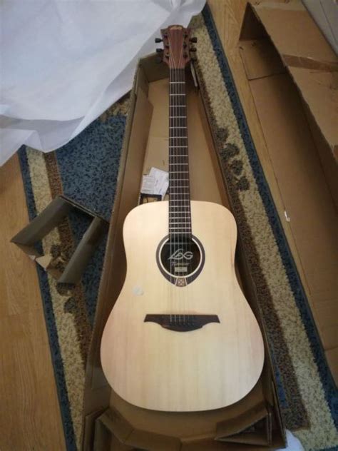 Akustična Gitara