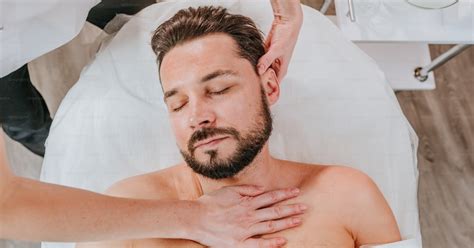 Lesthéticienne Ou La Facialiste Donne Un Massage Relaxant Du Visage à