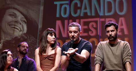 Banderas Promete Optimismo Y Bienestar Con Tocando Nuestra Canción