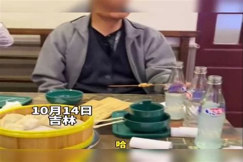 夜仨烧烤店吃烧烤时看到一小姐姐同一种调调就确认了是亲生的爷爷要不咋说我们爷仨是亲爷们呢
