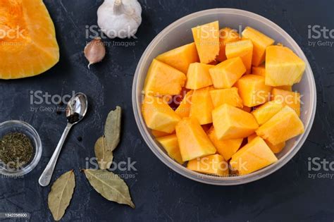 그릇에 호박 조각 후추 마늘 베이 잎과 백리향 위에서 보기 수평 방향 클로즈업 가을에 대한 스톡 사진 및 기타 이미지 가을