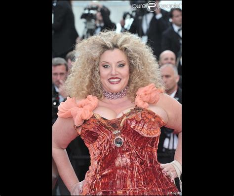 Velvet Damour Lors De La Montée Des Marches Du Film Tournée Le 13 Mai