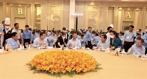 ឯកឧត្តម ហ៊ុន ម៉ានិត ទទួលទានអាហារសាមគ្គីជាមួយក្រុមការងារយុវជនបក្សប្រជាជនកម្ពុជា បញ្ញវន្តក្មេងវត្ត