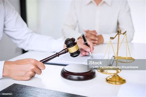 기업인 이나 변호사 계약 계약을 논의 하는 팀 회의 문서 정의 배경 법적 법률 조언 및 정의 개념에 법률 사무소에서 변호사와