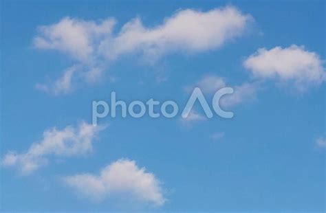 水色の空に浮かぶ白い雲 背景素材 No 22911890｜写真素材なら「写真ac」無料（フリー）ダウンロードok
