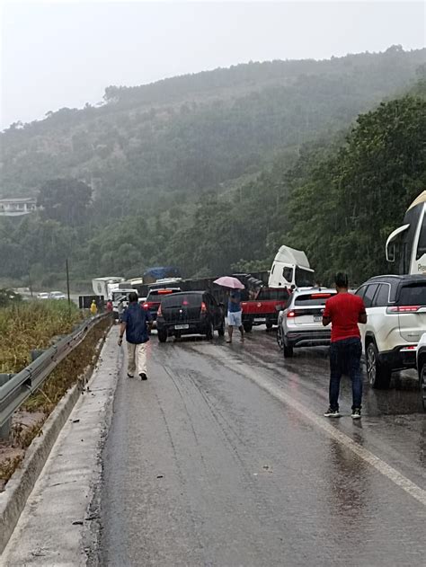 Carreta Tomba Em Ponto Dos Volantes E Interdita Os Dois Lados Da BR 116