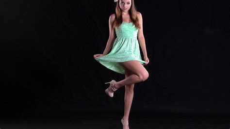 Картинка на рабочий стол блондинка платье туфли каблуки девушка милая красивая