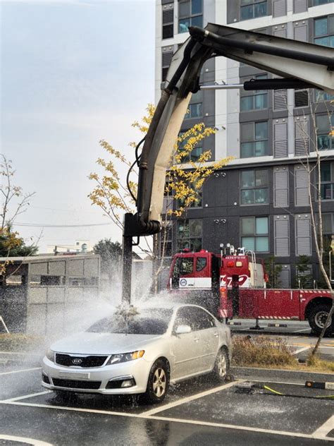 활활 불타는 전기차무게추로 누르자 순식간에 진압