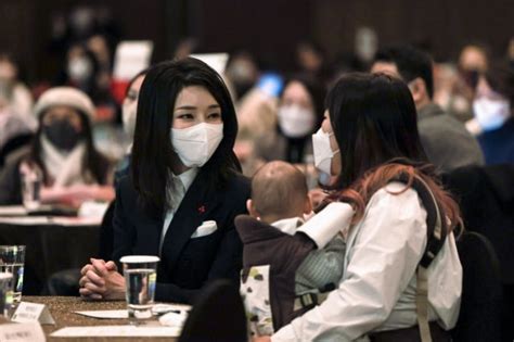 한부모 아기 안은 김건희 여사 사회적 지원 뒷받침하겠다 한국경제