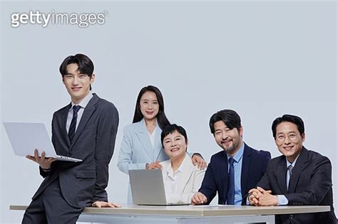 비즈니스 주제 비즈니스맨 정장 슈트 화이트칼라 전문직 Ceo 책임자 비즈니스우먼 팀워크 협력 성취