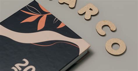 2025 개인 일기 개인화된 계획 검은 표지 공책 나무 문자 나무 질감 나무로되는 편지 뉴트럴 톤 달력 디자이너 플래너 마르코 문구 문구 사진