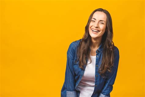 Retrato De Un Joven Morena Mujer Foto Premium