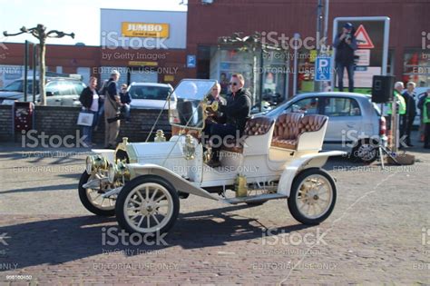 Oldtimer 뷰 익 모델 10 클래식 자동차와 오토바이 랠리 네덜란드에서에 도착 하는 1909에 구축 과거에 대한 스톡 사진