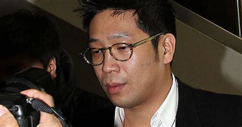 포토 어두운 표정의 Mc몽