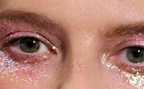 다채로운 컬러와 질감으로 펼친 홀리데이 메이크업 판타지