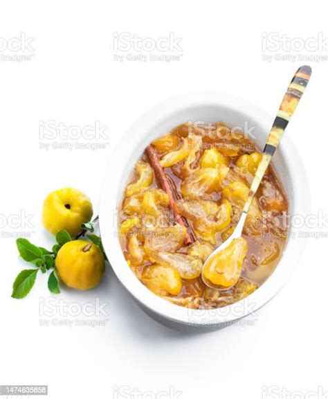 세라믹 그릇에 담긴 수제 마르 멜로 잼과 흰색으로 분리 된 잎이있는 신선한 마르 멜로 가을에 대한 스톡 사진 및 기타 이미지