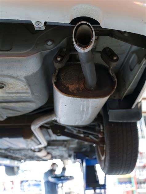 카 리프트에 올려 하체 점검 중인 차량 유토이미지 상세페이지 베이직샵 사진 21548120