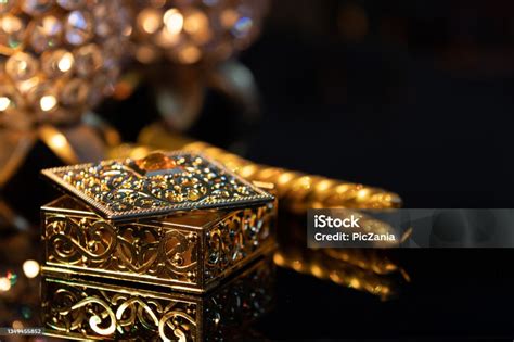 디왈리 디왈리 디왈리 디바발리 디파발리 디파왈리 디바왈리를 위한 반짝이는 배경 보케와 함께 디왈리 락슈미 푸자 또는 푸자에 대한 반사 베이스에 황금 촛불 막 디왈리에 대한