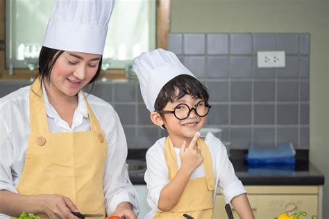 아시아 여자 젊은 어머니 와 아들 소년 요리 샐러드 음식 야채 들고 토마토와 당근 행복 한 가족 요리 음식 즐거움 라이프 스타일