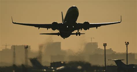 У летевшего в Петербург самолета треснуло лобовое стекло