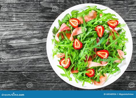Fragola Rucola Insalata Di Prosciutto Di Parma Sul Piatto Bianco