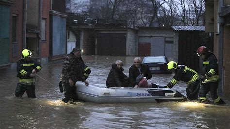 ЗАРАДИ ПОРОИТЕ Тежка обстановка в Сърбия двама души са в неизвестност Общество Светът