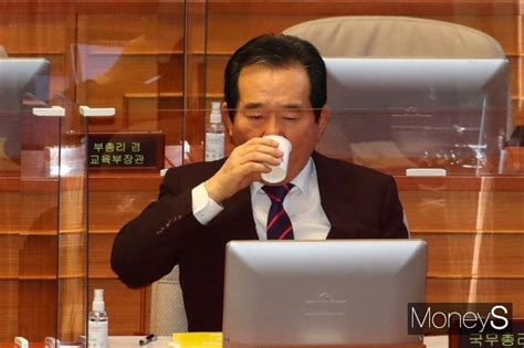 머니s포토 물 마시는 정세균 총리 머니s