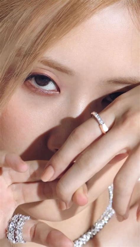 Pin By 𝓡 On 𝘽𝙇𝘼𝘾𝙆𝙋𝙄𝙉𝙆 Blackpink Rose Rosé Photoshoot Rosé Blackpink