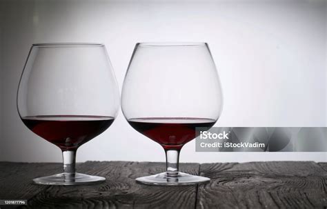 레드 드라이 와인 안경 나무 판자 위에 서 있습니다 백라이트에서 촬영 건조한에 대한 스톡 사진 및 기타 이미지 건조한 널판지 덩굴 Istock