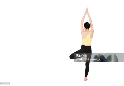 젊은 여자에 유연의 뒷면 균형 스탠드 요가 훈련과 스트레칭 포즈 흰색 배경 및 클리핑 경로에 격리 하려고 합니다 요가 훈련 개념