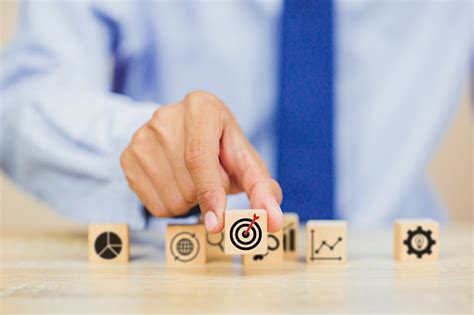 Busines의 손은 화살표로 대상을 잡고 나무 블록을 단계로 쌓아 비즈니스 성장 성공의 개념 가리키기에 대한 스톡 사진 및