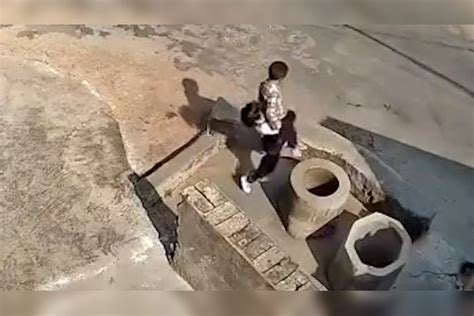 女孩疑将男孩扔进井里，尝试2次后成功，事发后淡定离开