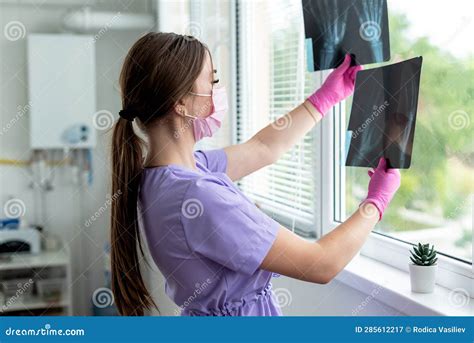Giovane Dottoressa Che Guarda Le Immagini Radiografiche Di Radiografia Alla Clinica Chirurgo