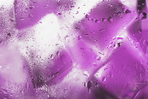 파란색 배경에 맑은 물이 있는 유리에 얼음 조각 소프트 선택적 초점 가득 찬에 대한 스톡 사진 및 기타 이미지 가득 찬 결정체 기포 Istock