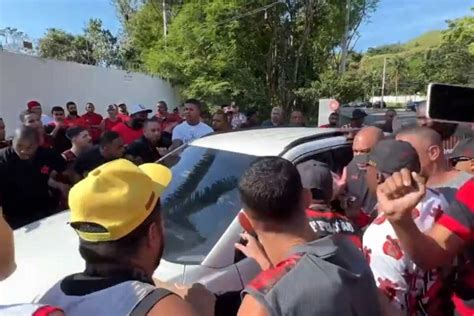 Torcedores protestam na frente do CT do Flamengo Gazeta de São Paulo