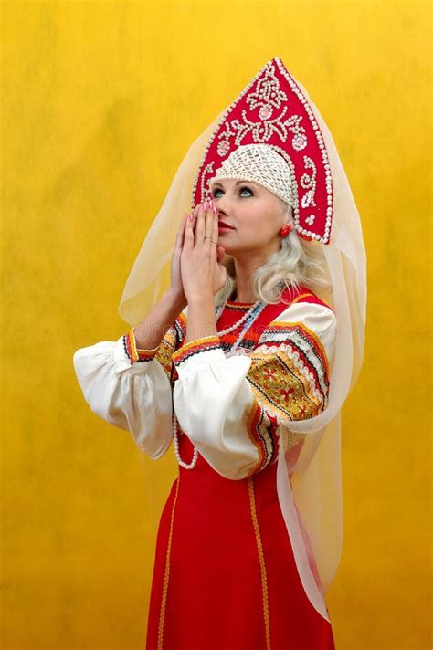 Russland M Dchen Eine Nationale Klage Stockfoto Bild Von Wekzeugspritze Schwarzes