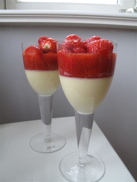 Vitchoklad Pannacotta Med Jordgubb Och Limesås