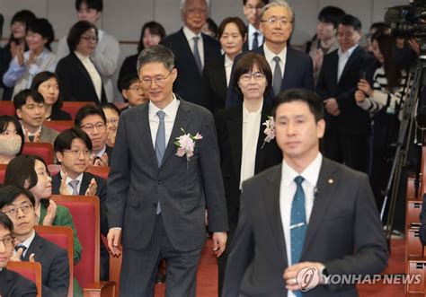 퇴임식 입장하는 문형배 이미선 헌법재판관