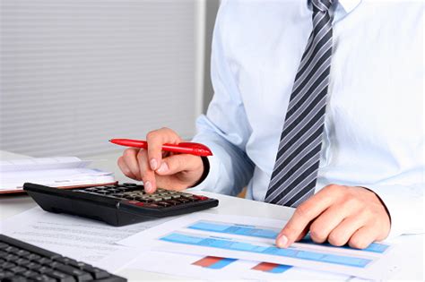 노트북 및 문서에서 보이는 사무실에 테이블에 앉아 밝은 젊은 사업가 기업 재무와 산업에 대한 스톡 사진 및 기타 이미지 기업 재무와 산업 남자 남자 사업가 Istock