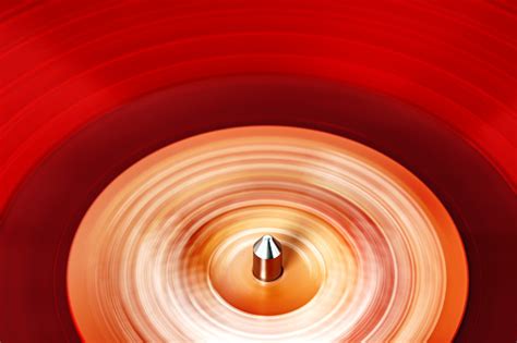 비닐 레코드 회전 합니다 비닐 조각에 빛의 광선 턴테이블 플레이어입니다 Dj가 음악을 믹스 앤 플레이 하는 사운드 테크놀로지 레드 비닐 비닐 레코드에 밴드의 질감입니다 턴