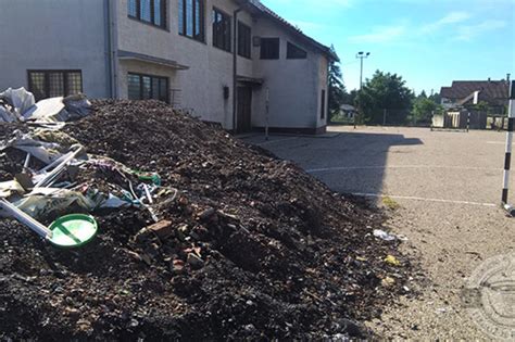 Ruglo I Sramota U Smederevu Napravili Deponiju U Dvorištu škole Deca