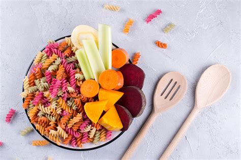 야채와 천연 식물성 염료 셀러리 사탕 무 우 당근 호박 양방 풀 나물에서 만든 밝은 다채로운 건조 파스타의 배경 건강 식품 개념 건강한 식생활에 대한 스톡 사진 및 기타