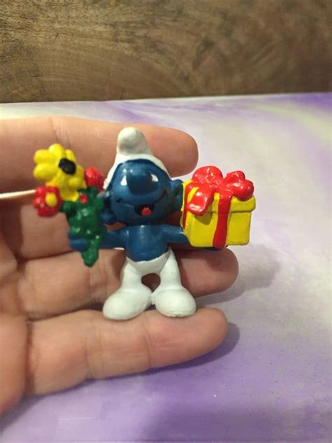 Vintage Smurfs Smurf Holding Flowers And Present Figure Pvc Cake Topper Rare Vintage Toy Smurf