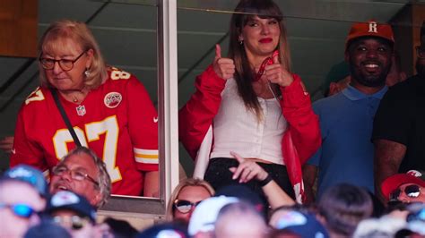 Football Fans React To Taylor Swift And Travis Kelce Mashable
