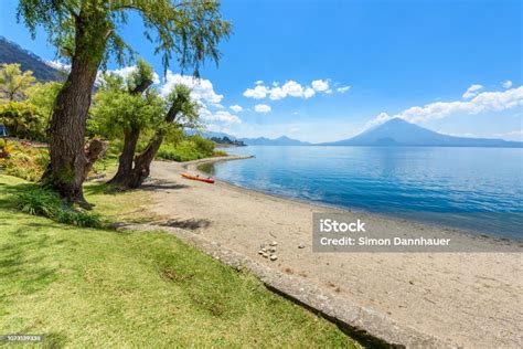 파라다이스 비치의 자 및 호수 Atitlan Panajachel휴식 및 과테말라의 고원에서 Vulcano 풍경 경치와 함께