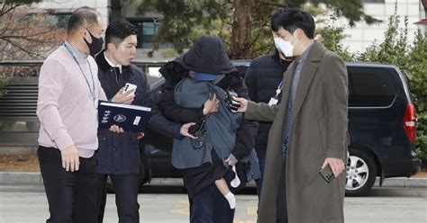 ‘이선균 협박 20대 여성 아기 안고 구속심사 출석