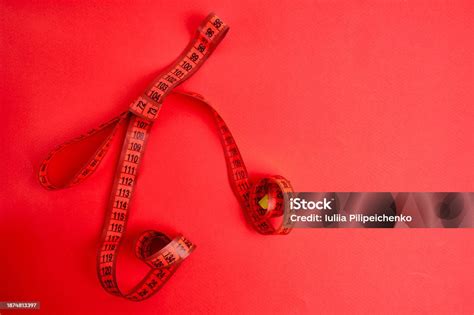 빨간 배경에 빨간 줄자 길이와 부피를 측정하기 위한 도구 의류 산업 또는 인체의 부피를 측정하기 위한 테이프 0명에 대한 스톡