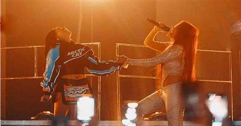 Becky G Sorprende En Concierto De Karol G Y Juntas Interpretan Mamiii