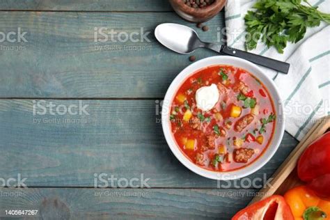 연한 파란색 나무 테이블에 맛있는 박제 고추 수프 한 그릇 평평하게 누워 있습니다 텍스트를 위한 공간 0명에 대한 스톡 사진 및