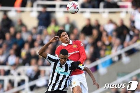 갈 길 바쁜 맨유 수비수 리산드로 마르티네스 중족골 골절로 시즌아웃 뉴스1
